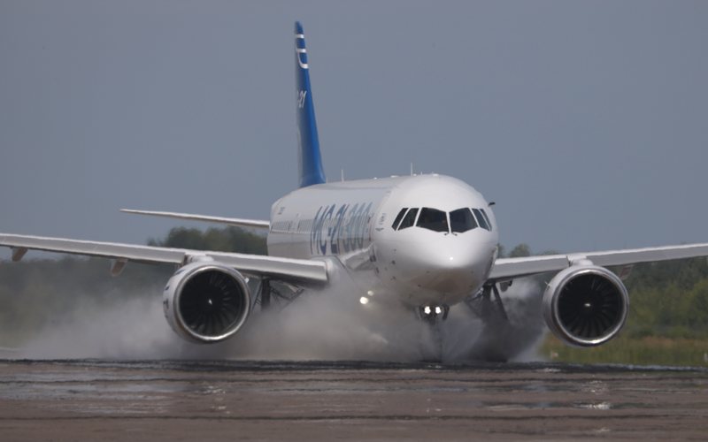 Novo avião russo realiza ensaio em pista alagada