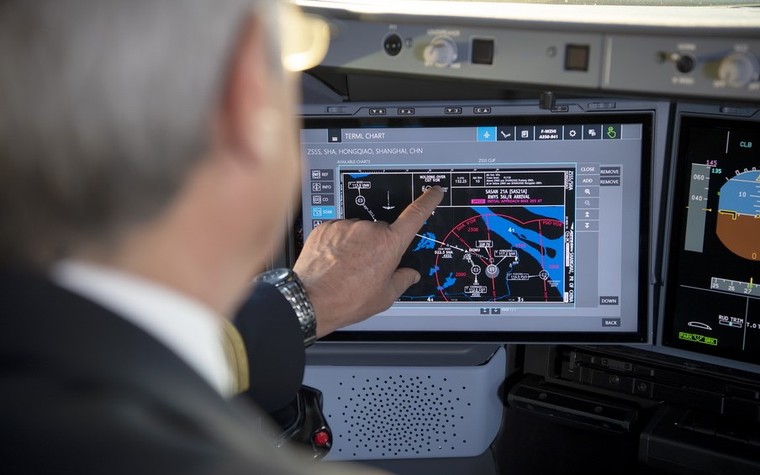 Primeiras telas touchscreen são instaladas em avião comercial da Airbus ...