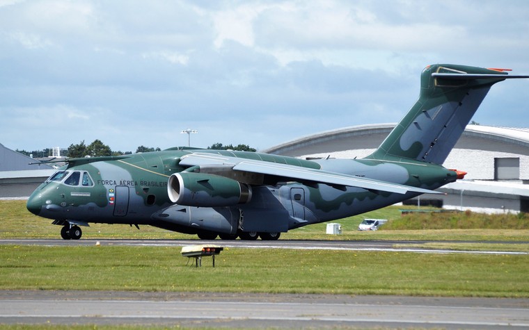 Novo avião militar da Embraer quase se envolve em acidente durante ...